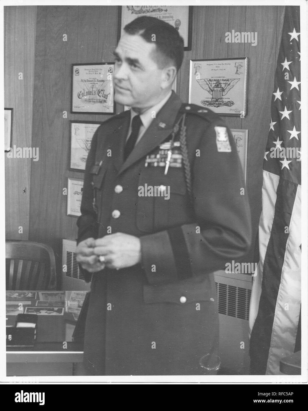 Photographie en noir et blanc d'une brune, Officier de l'armée des ...