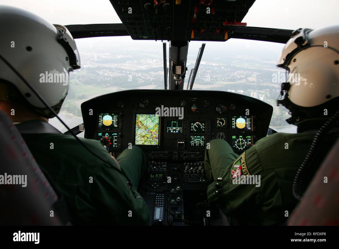 Police helicopter cockpit Banque de photographies et d’images à haute ...