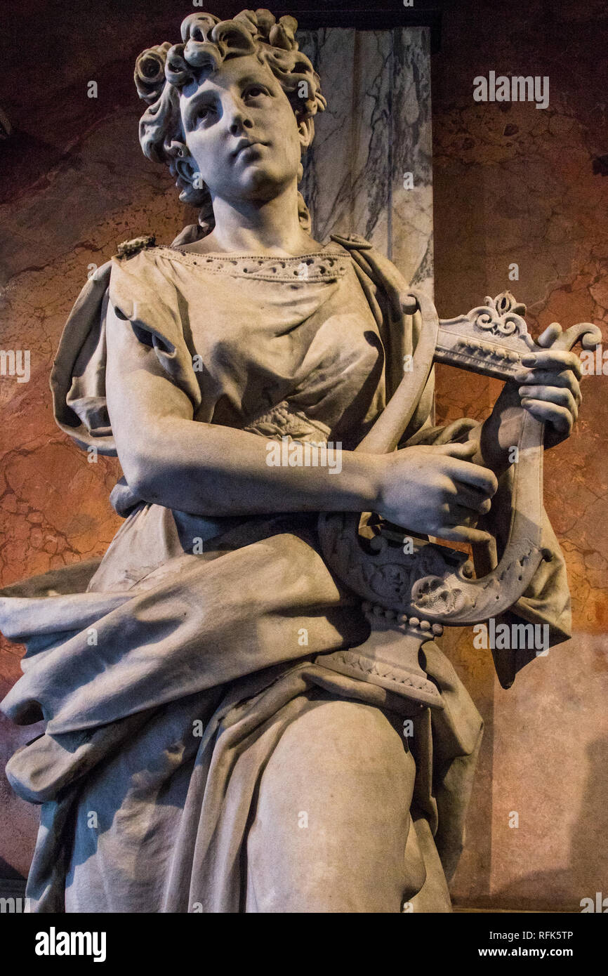 Une muse jouant lyre dans le vestibule au Théâtre National du Costa ...