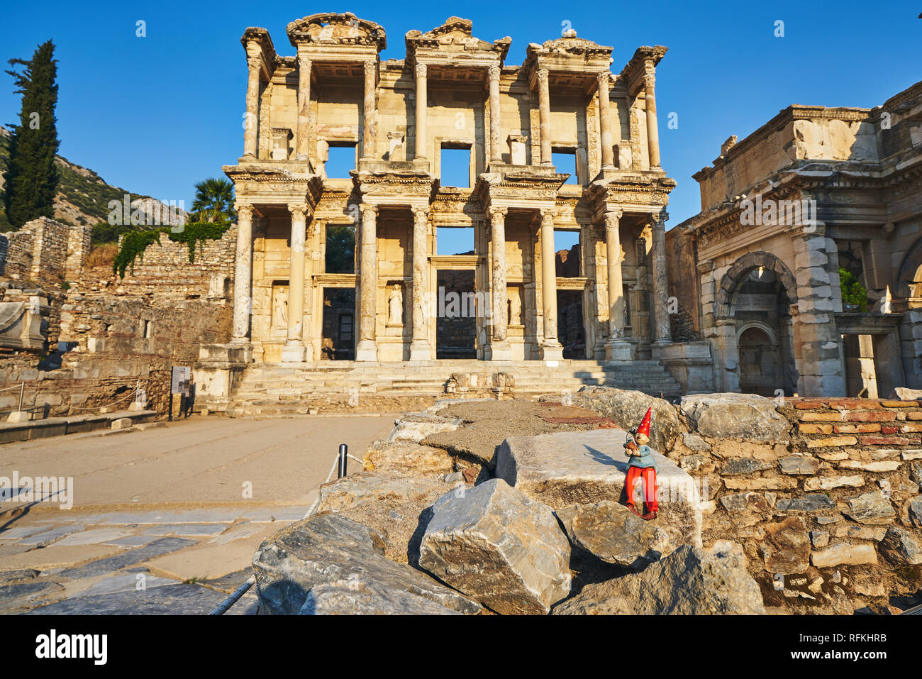 The arch and column in old efes town Banque de photographies et d ...