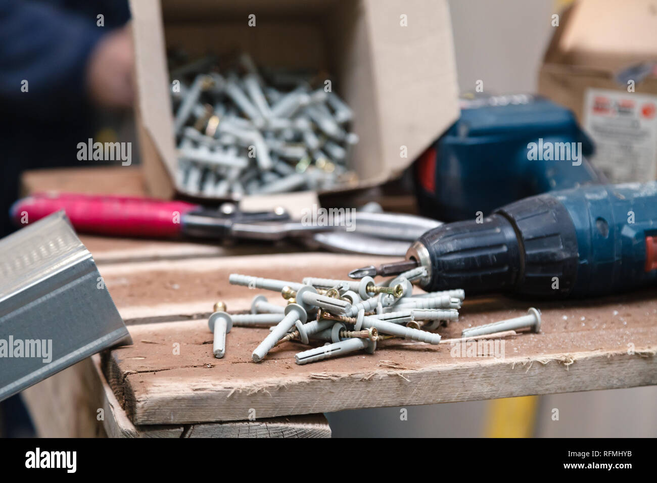 Outils de bâtiment construction poussiéreux Gros plan sur l'échafaudage ...