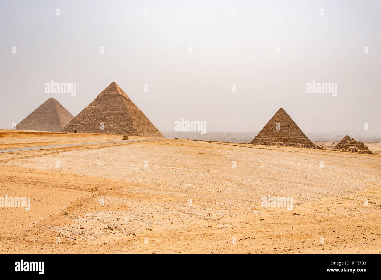 Les grandes pyramides de Gizeh dans le désert près du Caire en Egypte ...