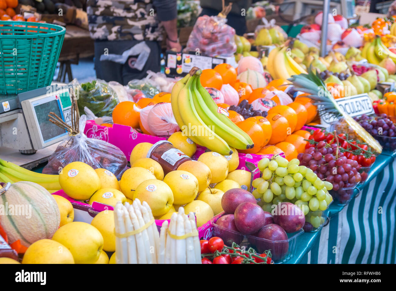 Fruit vegetable stand in paris Banque de photographies et d’images à ...