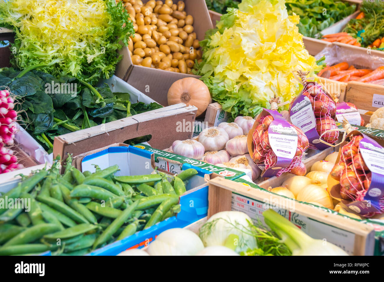 Fruit vegetable stand in paris Banque de photographies et d’images à ...