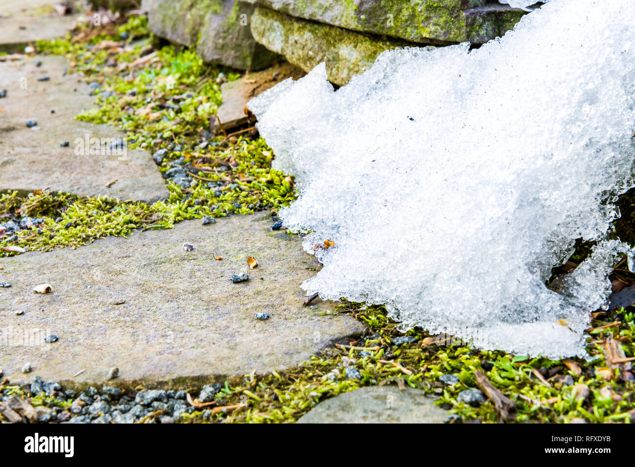 Fonte des neiges au sol Banque de photographies et d’images à haute ...