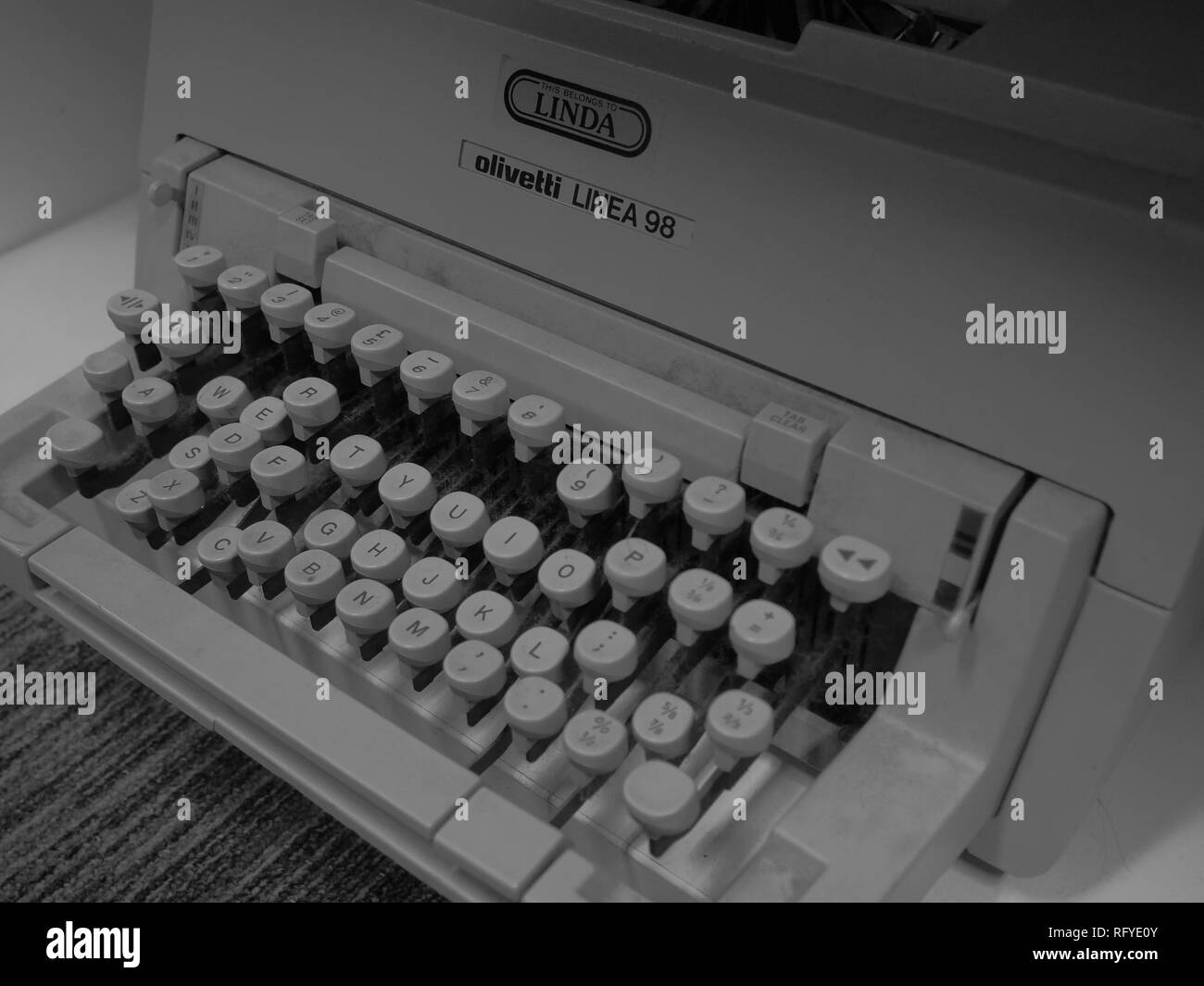 Machine à écrire Olivetti Linea 98 en noir et blanc Photo Stock - Alamy