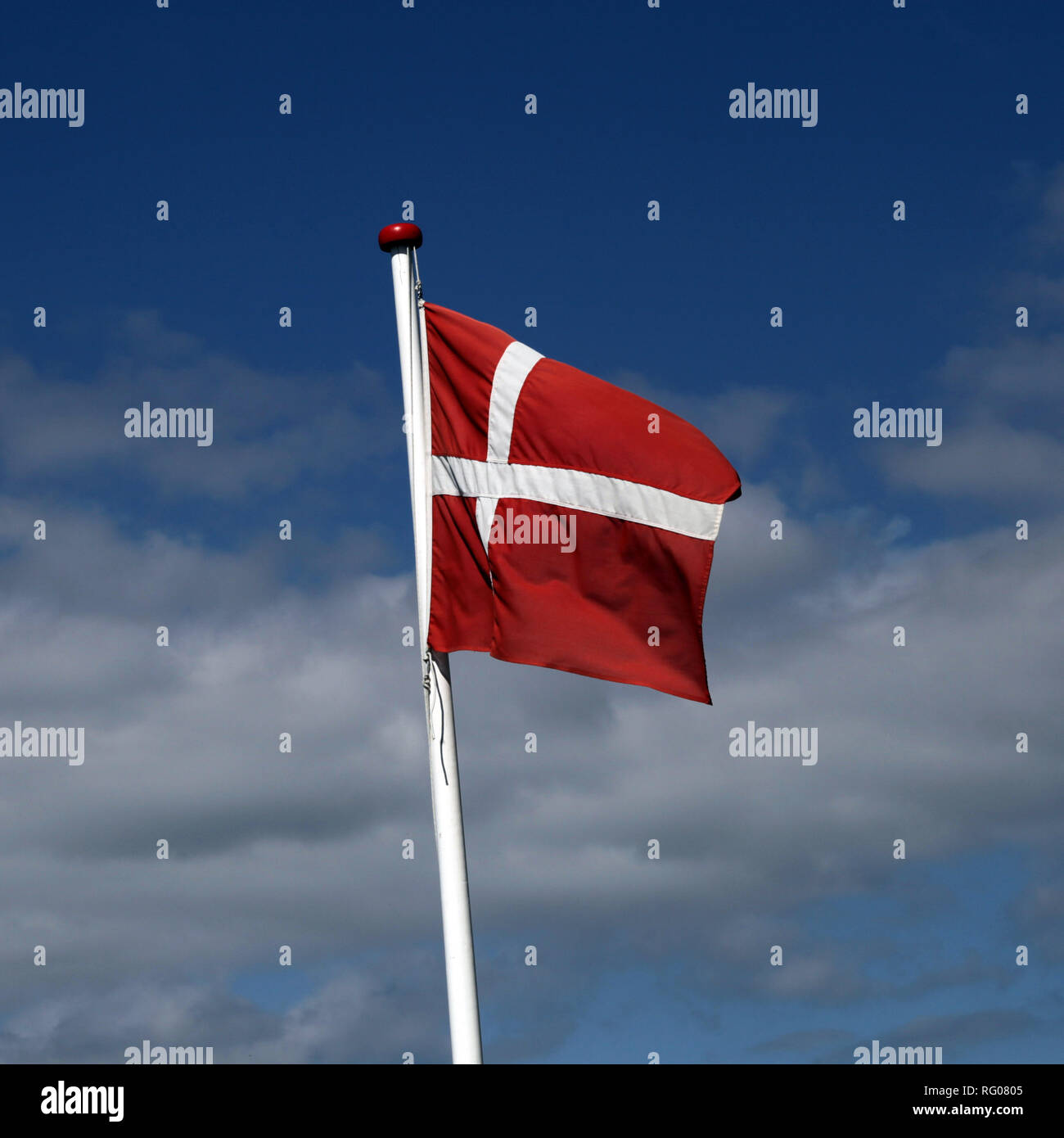 Drapeau blanc croix rouge Banque de photographies et d’images à haute ...
