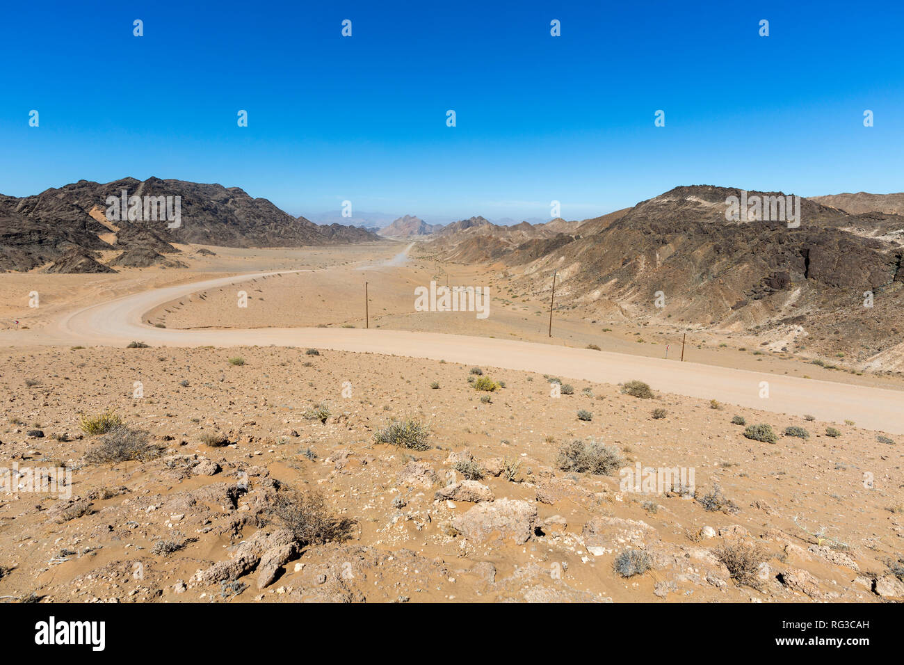 Longue route sinueuse Banque de photographies et d’images à haute ...