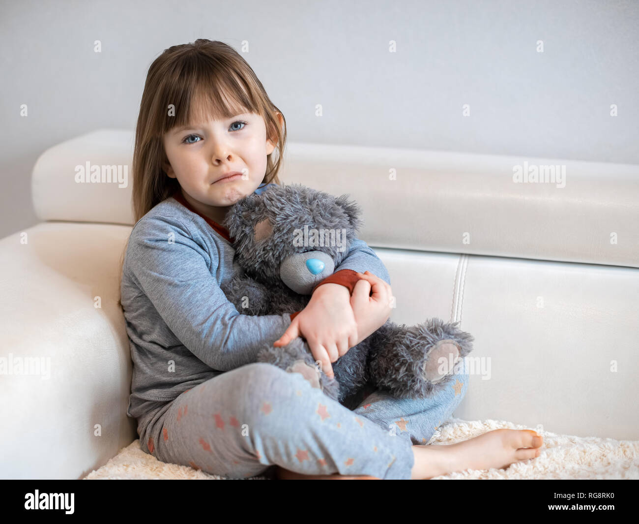 Petite fille pleure Banque de photographies et d’images à haute ...