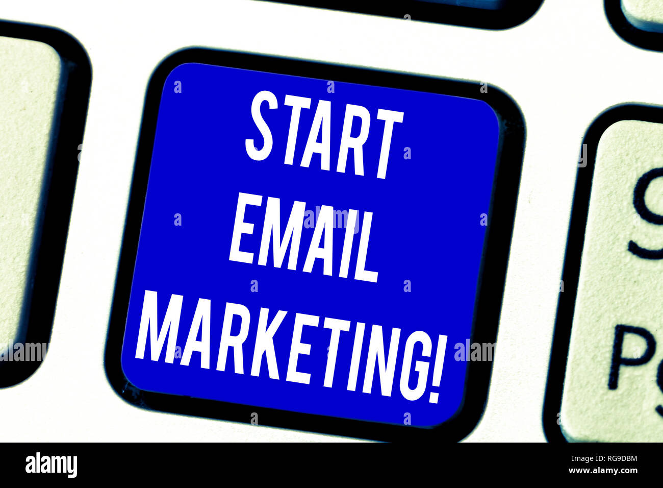 Signe texte montrant Commencer le marketing par courriel. Photo ...