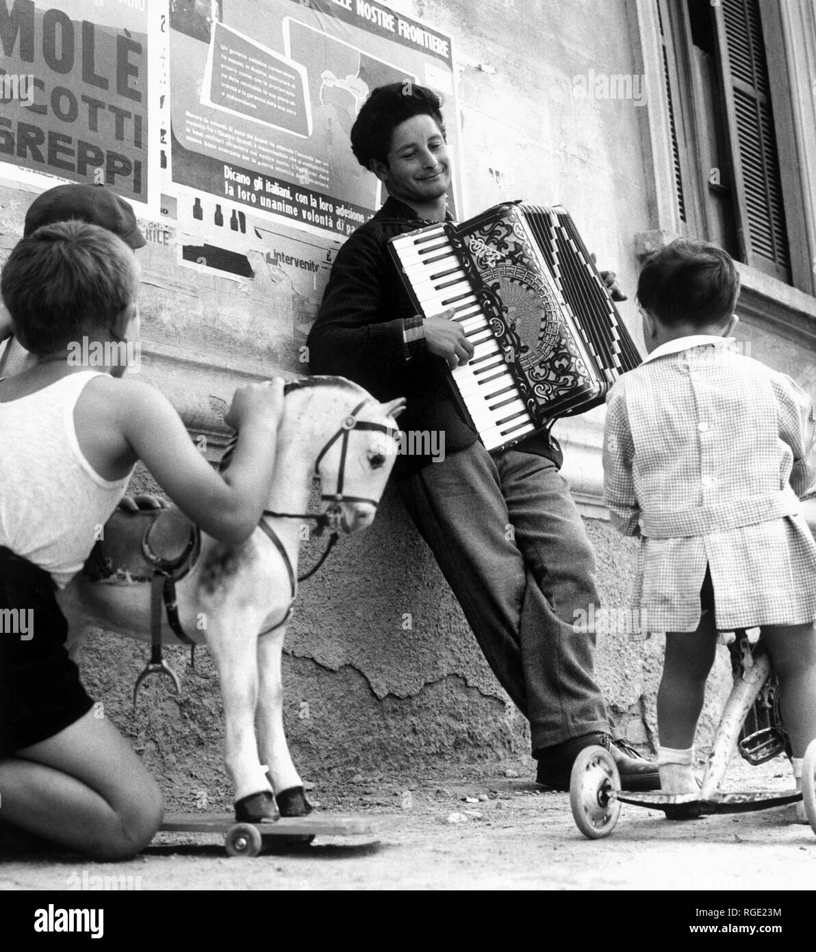 Musicien de rue italie Banque d'images noir et blanc - Alamy