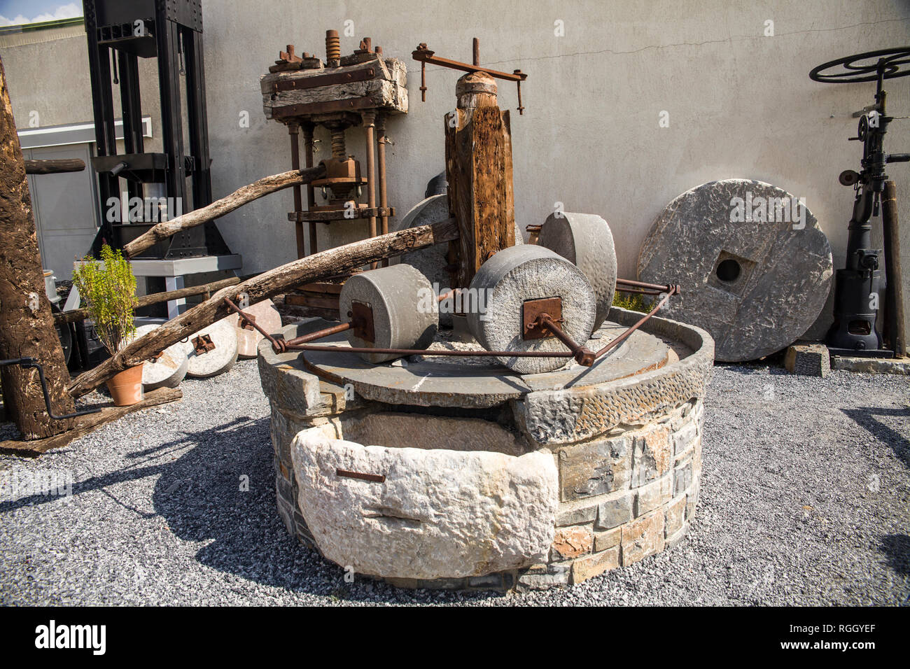 Broyage des olives Banque de photographies et d’images à haute ...