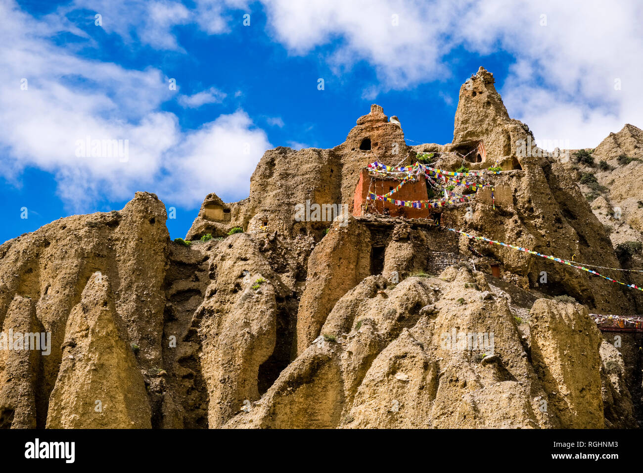 Luri Gompa, un ancien monastère bouddhiste, situé en hauteur sur des ...