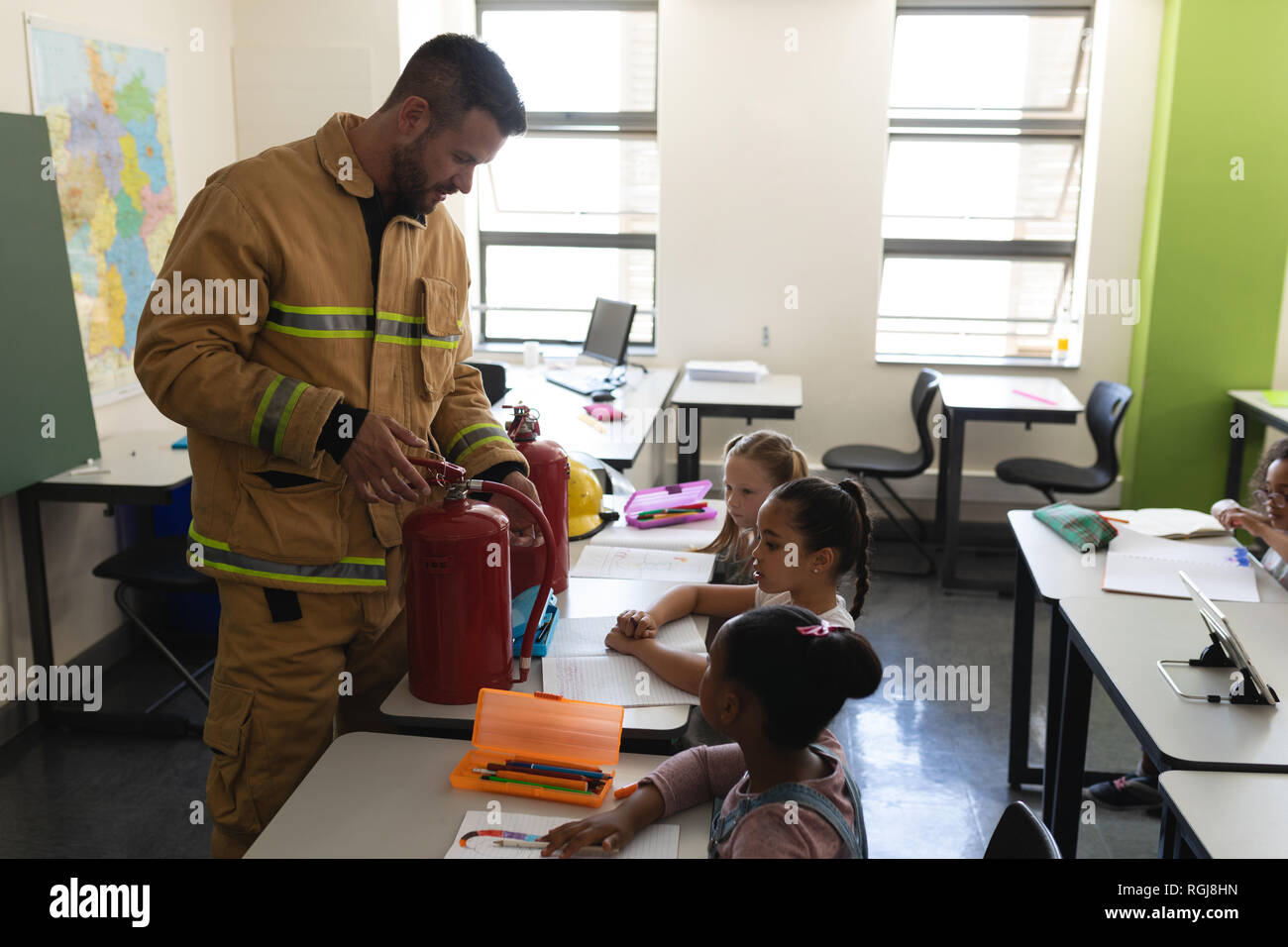 School fire extinguisher Banque de photographies et d’images à haute ...