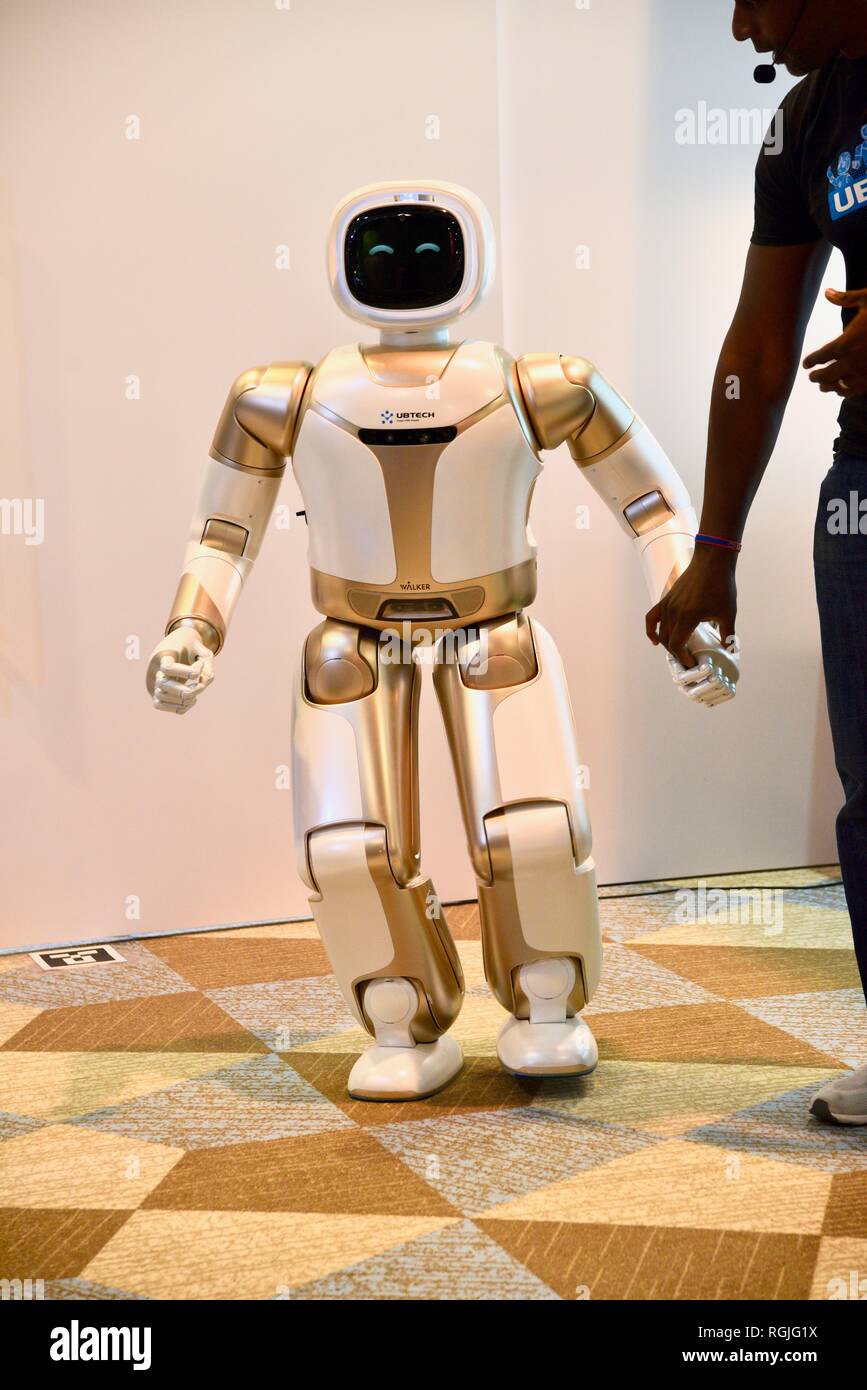 L'Ubtech robot humanoïde, Walker, démontre des compétences robotique au ...