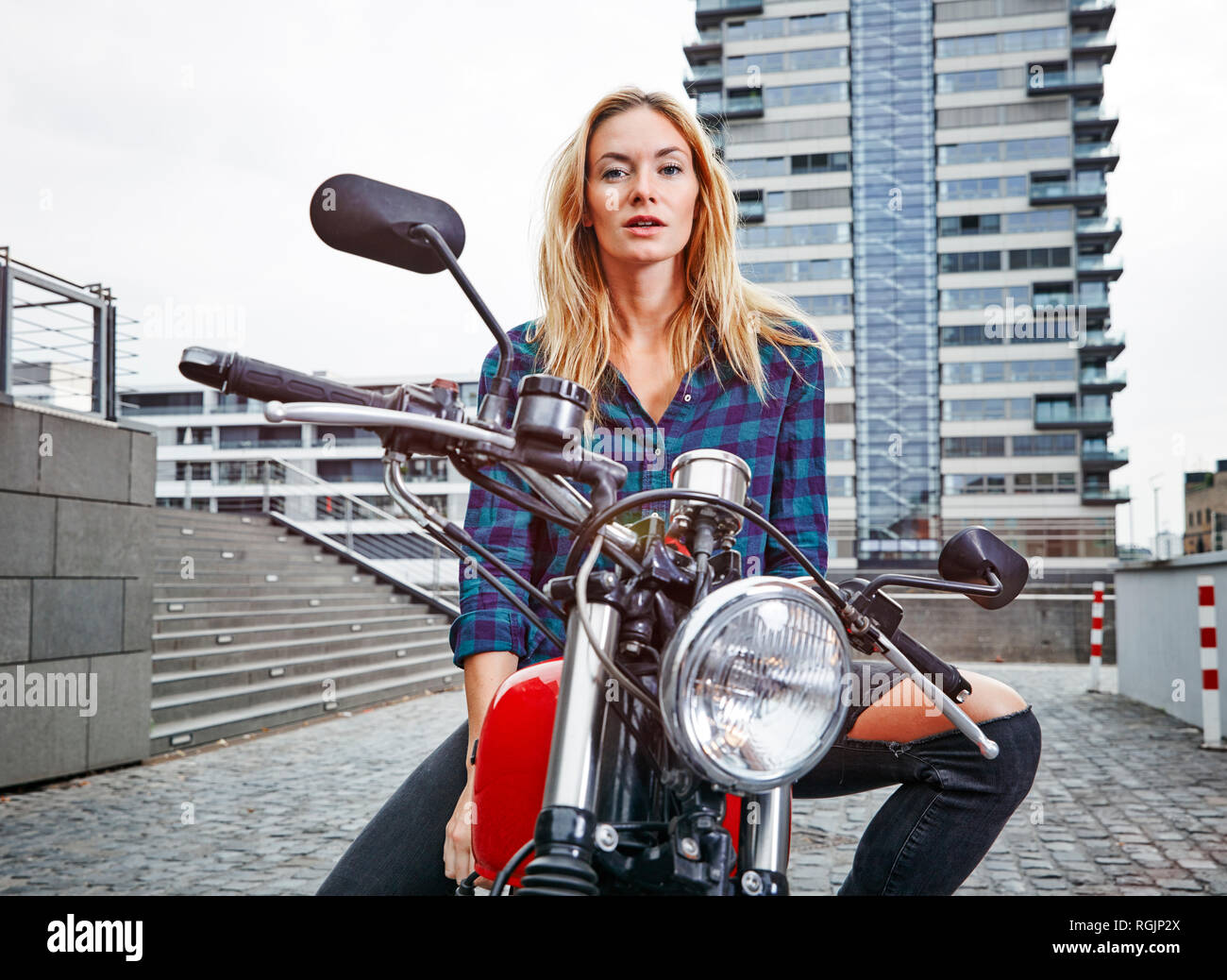 Motard sur sa moto de dos Banque de photographies et d’images à haute ...