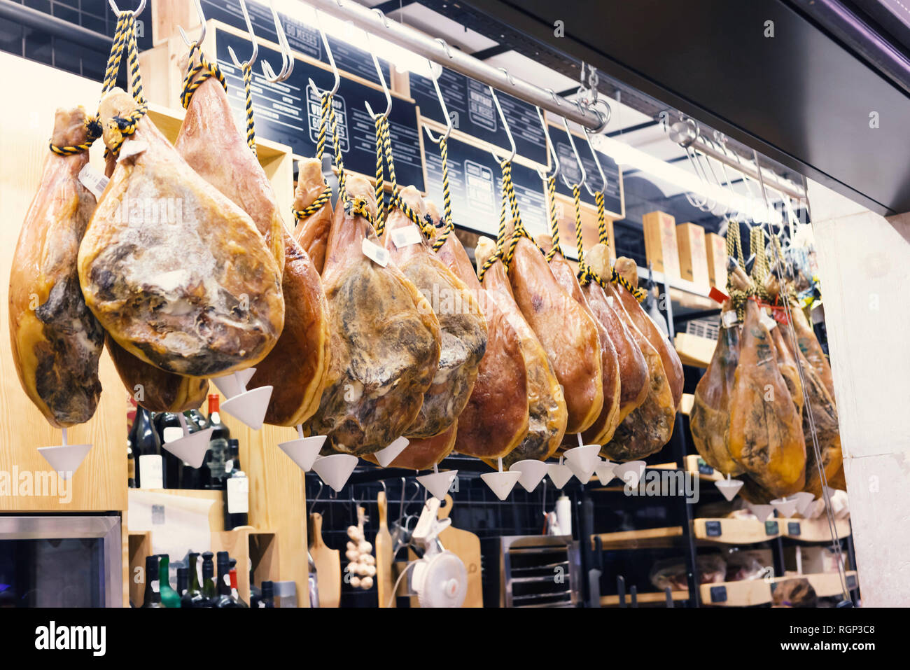 Jambon entier accroché au plafond dans une crèche Photo Stock - Alamy