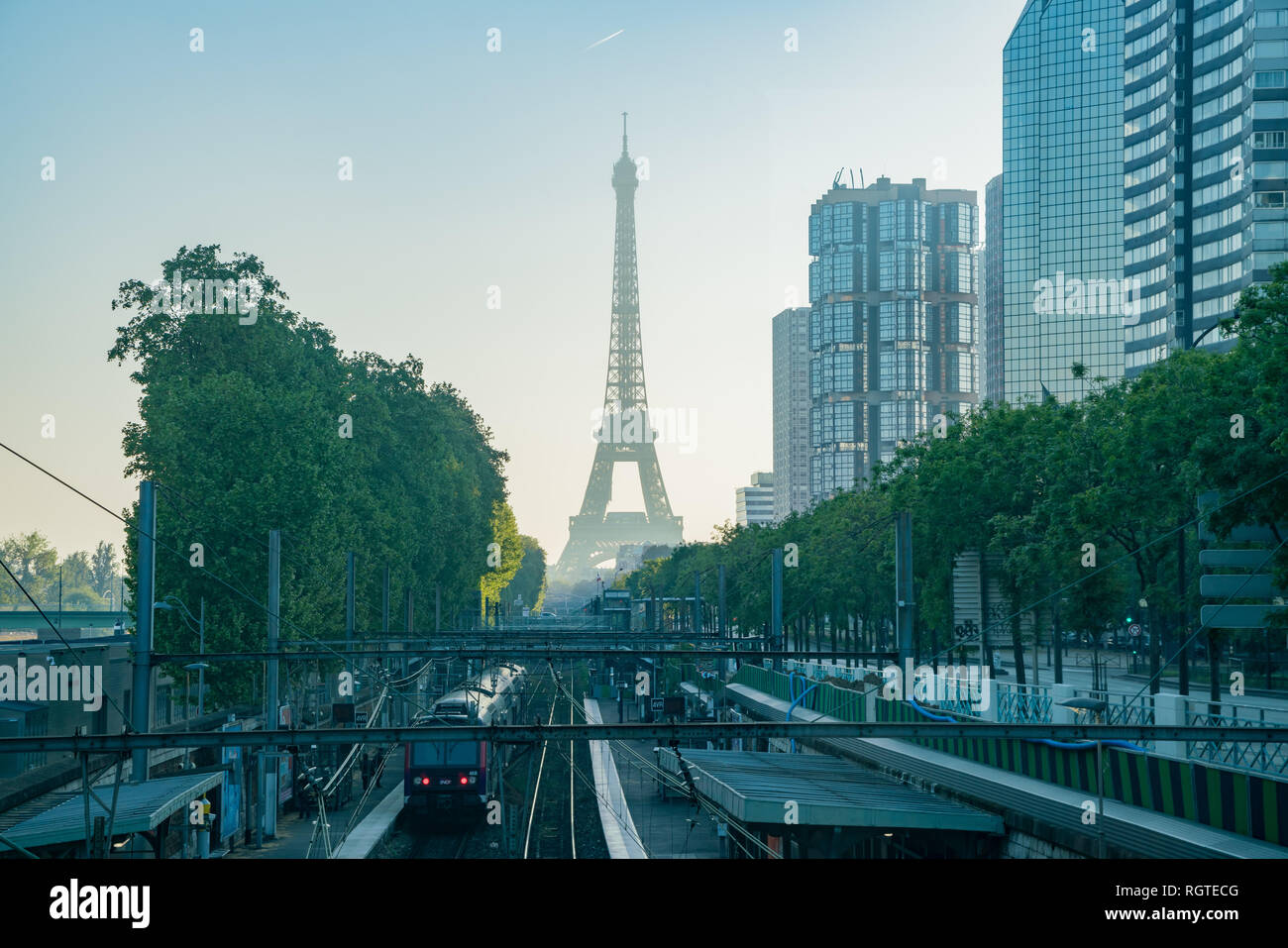 Matin vue du Champ de Mars - Tour Eiffel métro avec la célèbre Tour ...