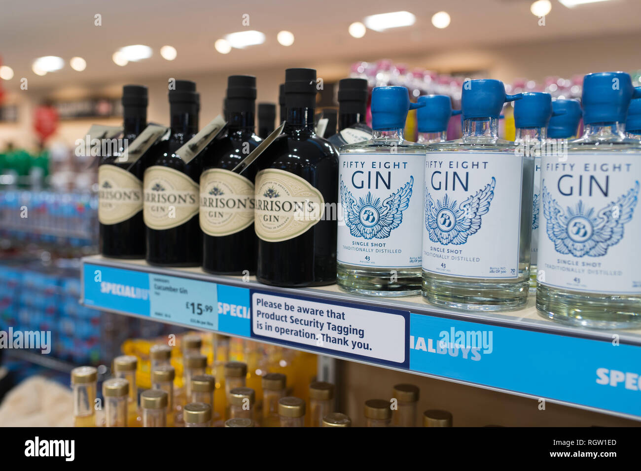 Bouteilles de gin Banque de photographies et d’images à haute ...