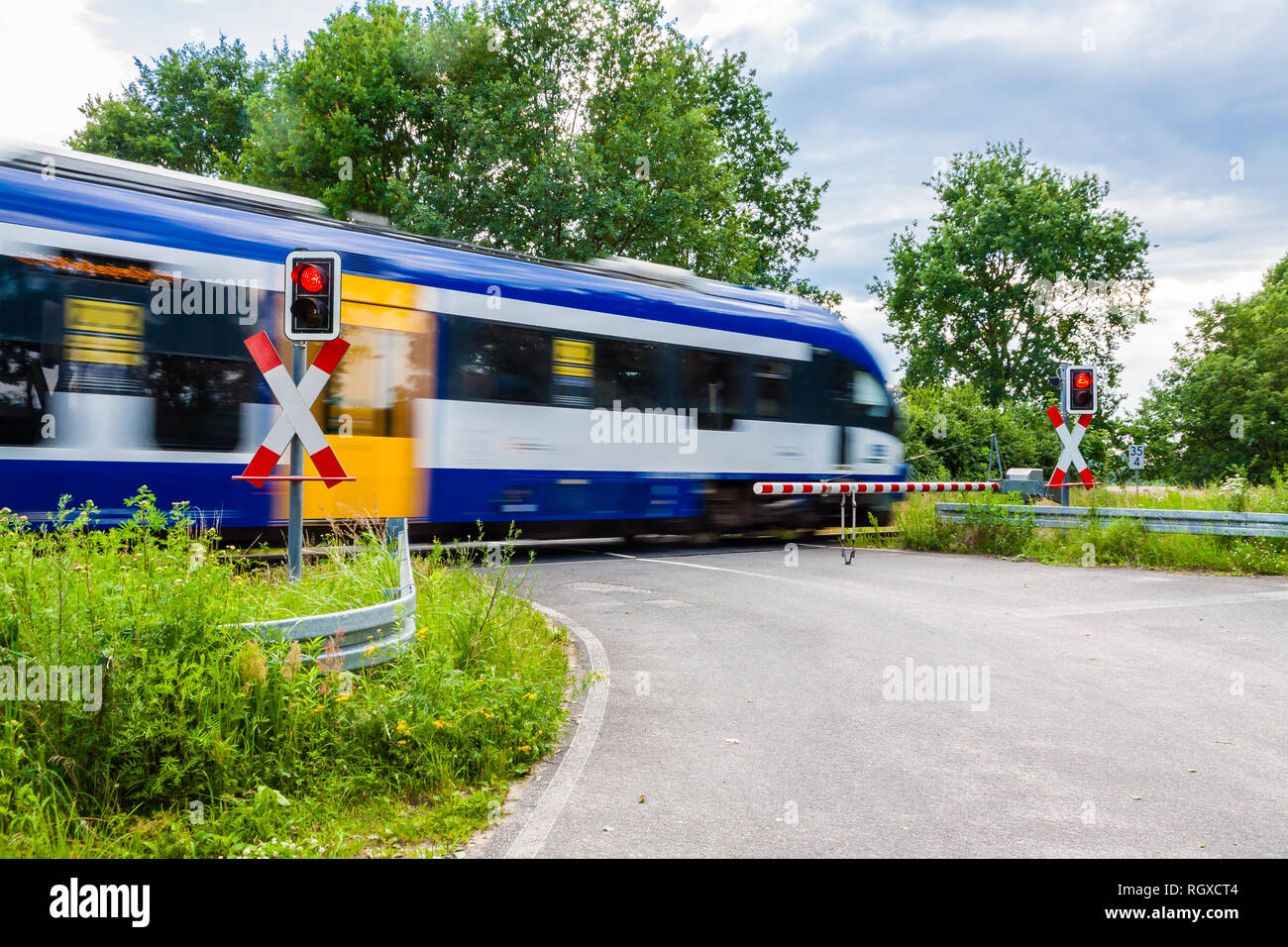 Train de la croix rouge Banque de photographies et d’images à haute ...