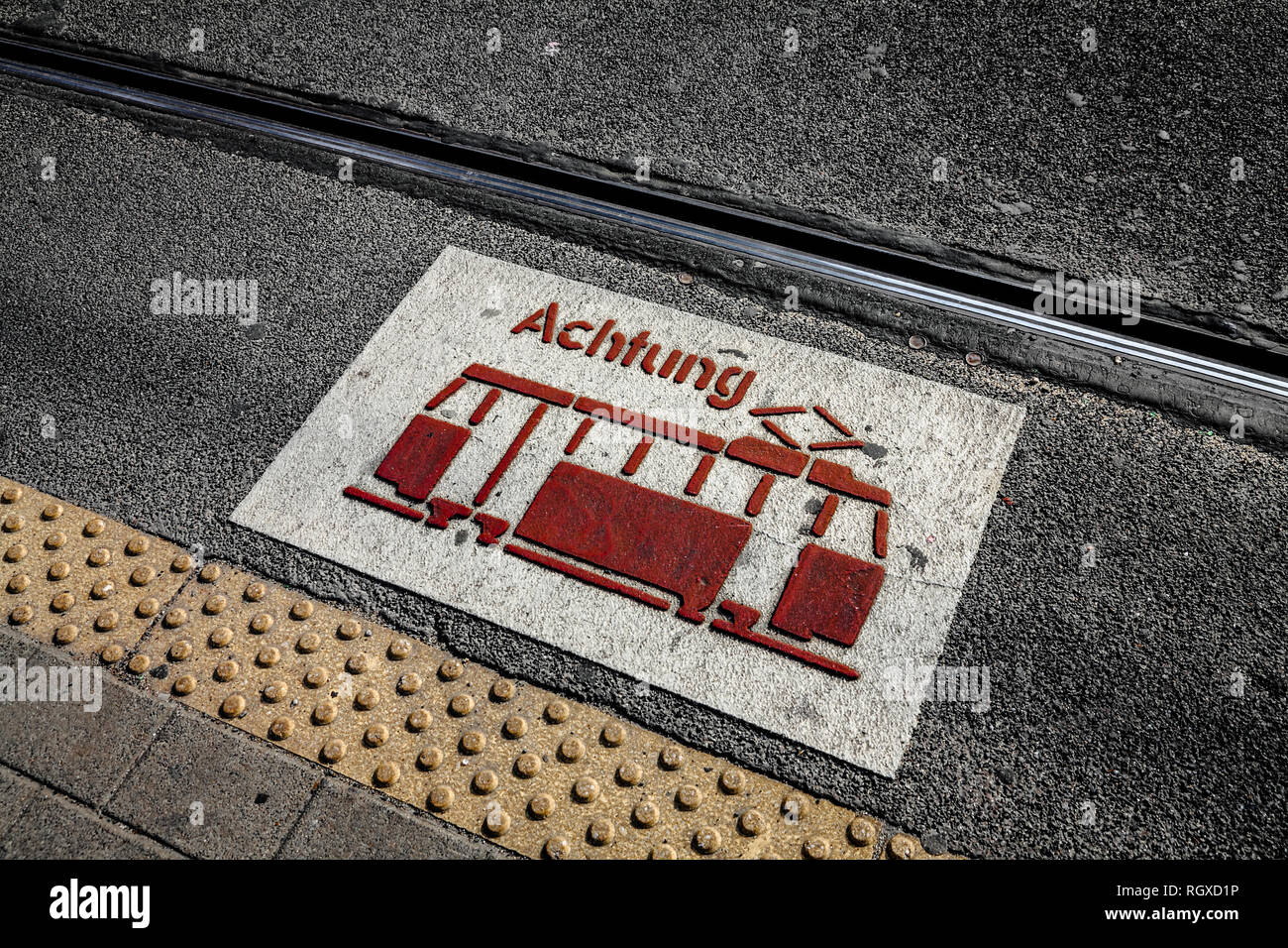 Panneau de signalisation d'avertissement tramway Banque d'image et ...