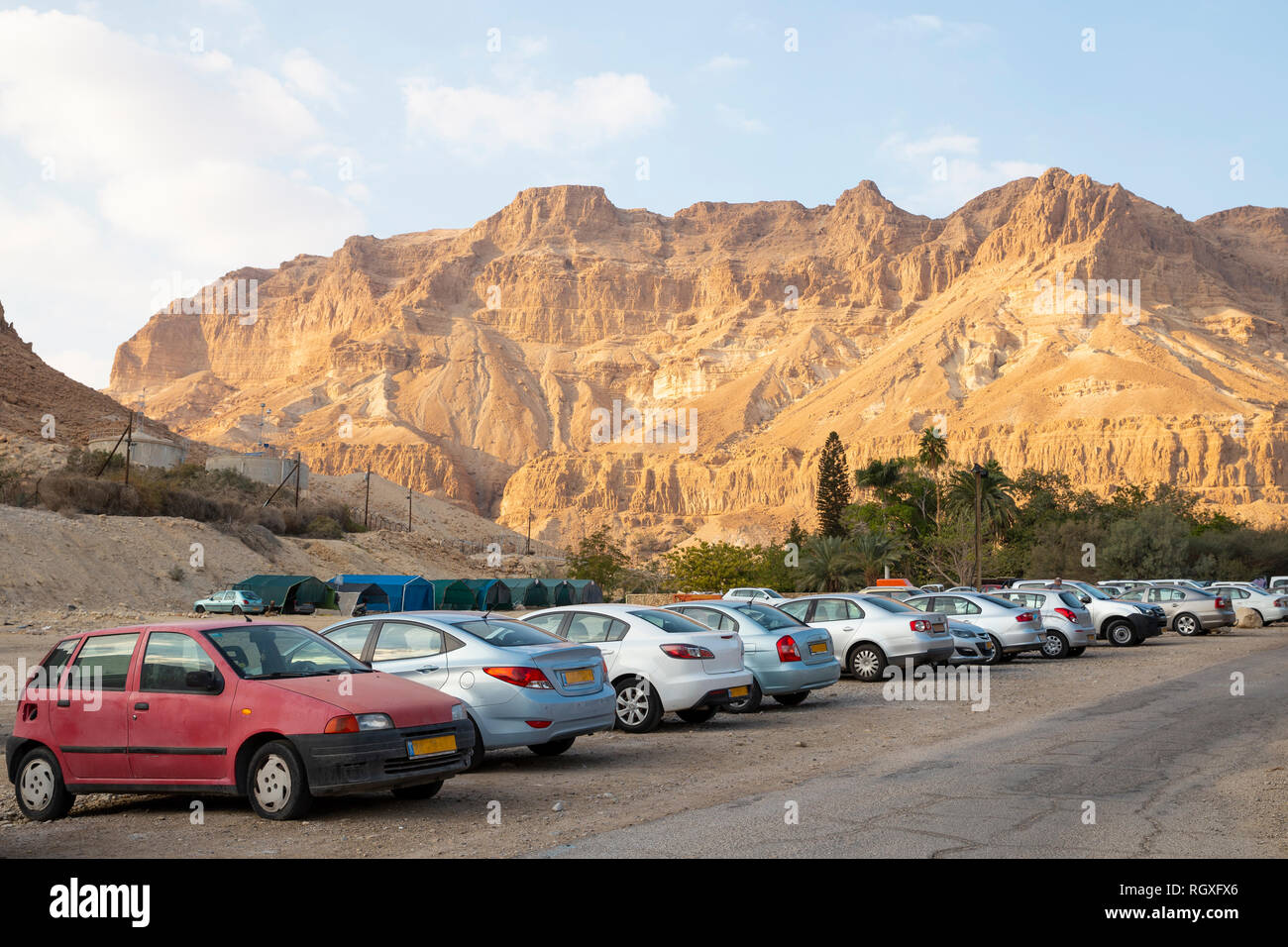 Parking à Ein Gedi - parc national et vue sur le complexe du désert du ...