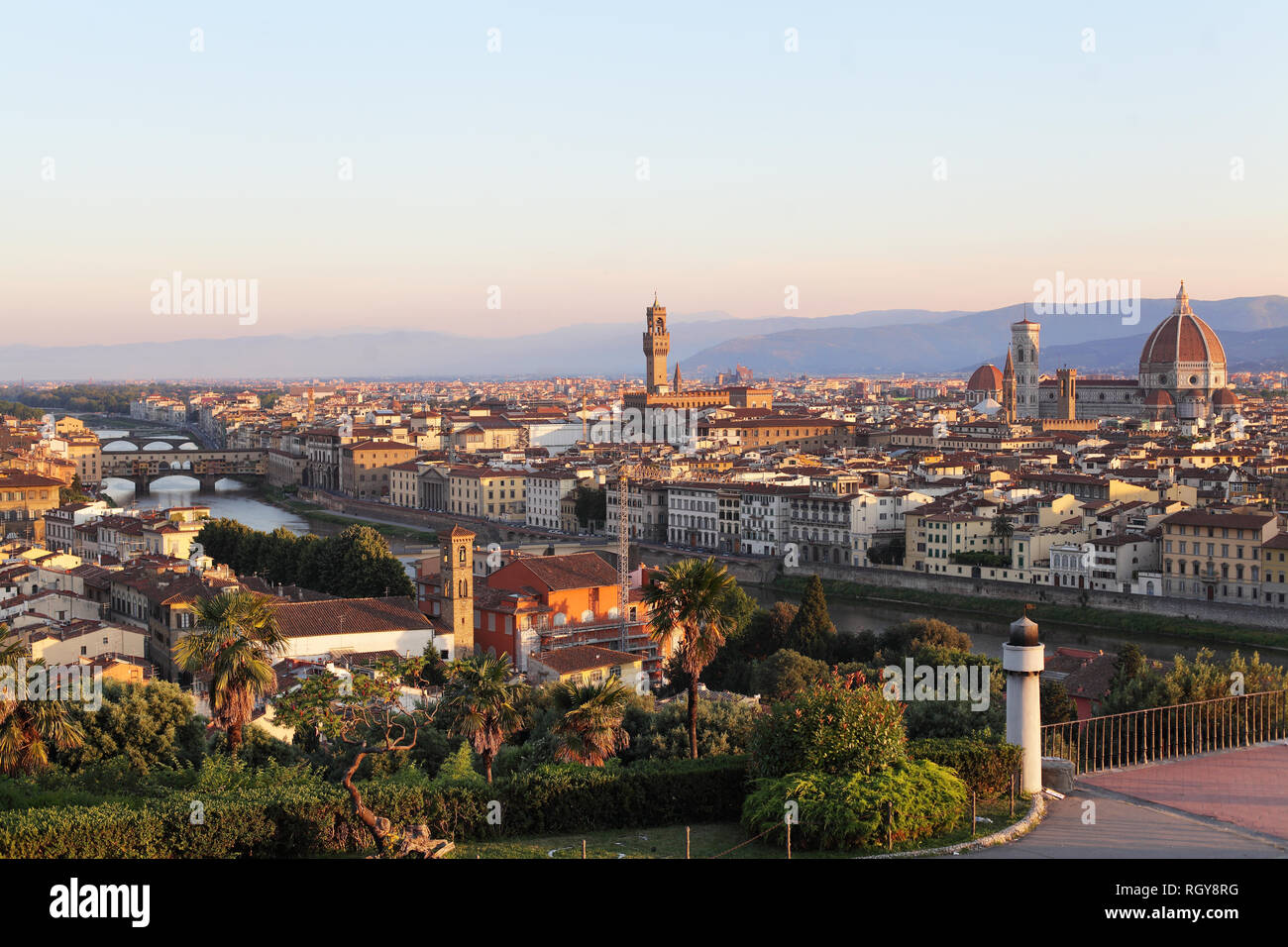 L'aube à Florence, Italie. Les toits de la ville de Florence avec le ...