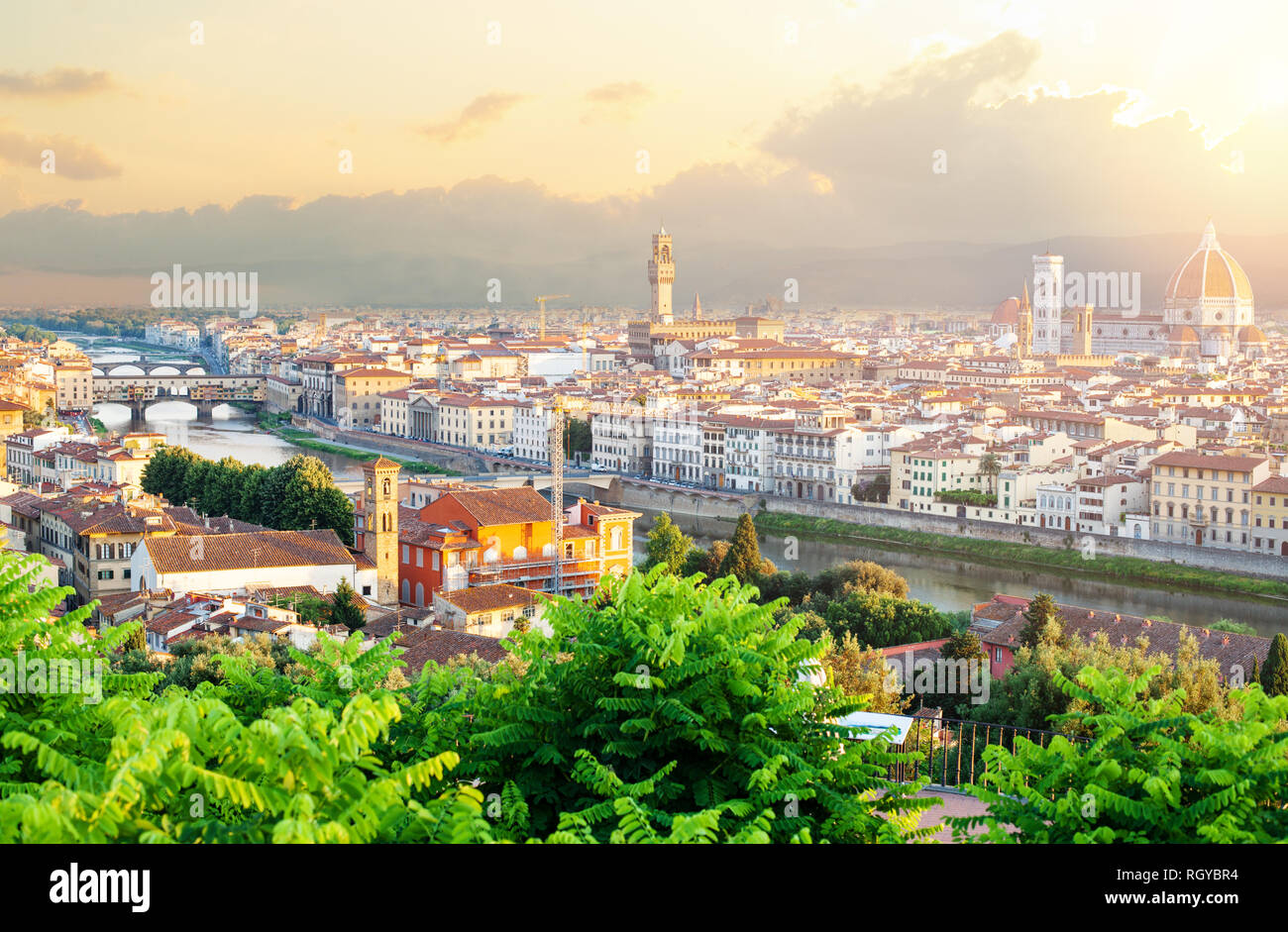 Firenze de repère. Aube d'été à Florence. Les toits de la ville de ...