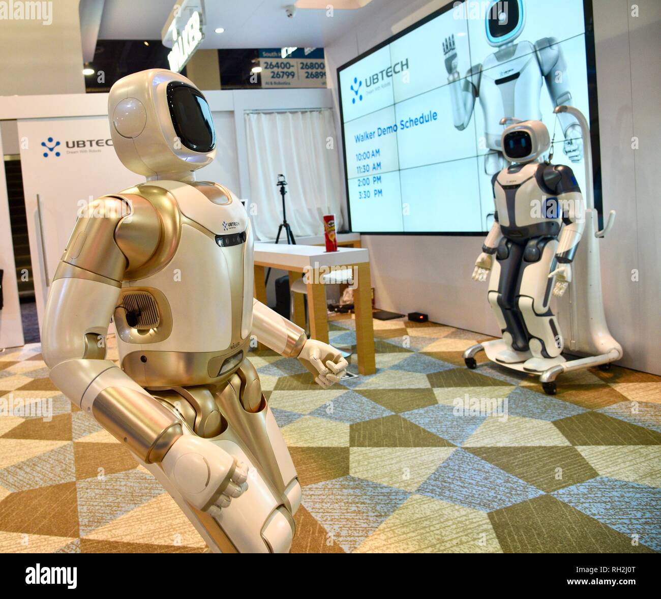 L'Ubtech robot humanoïde, Walker, démontre des compétences robotique au ...