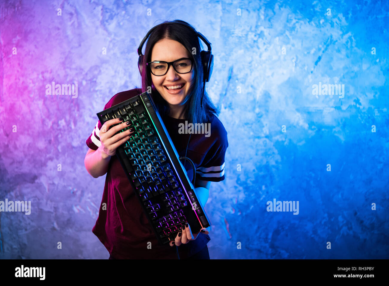 Belle Friendly Gamer Girl Posing de banderoles avec un clavier dans les ...
