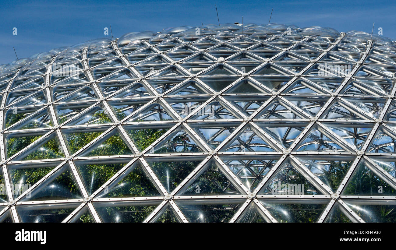 L'extérieur de l'Bloedel Conservatory : le bombement des panneaux ...