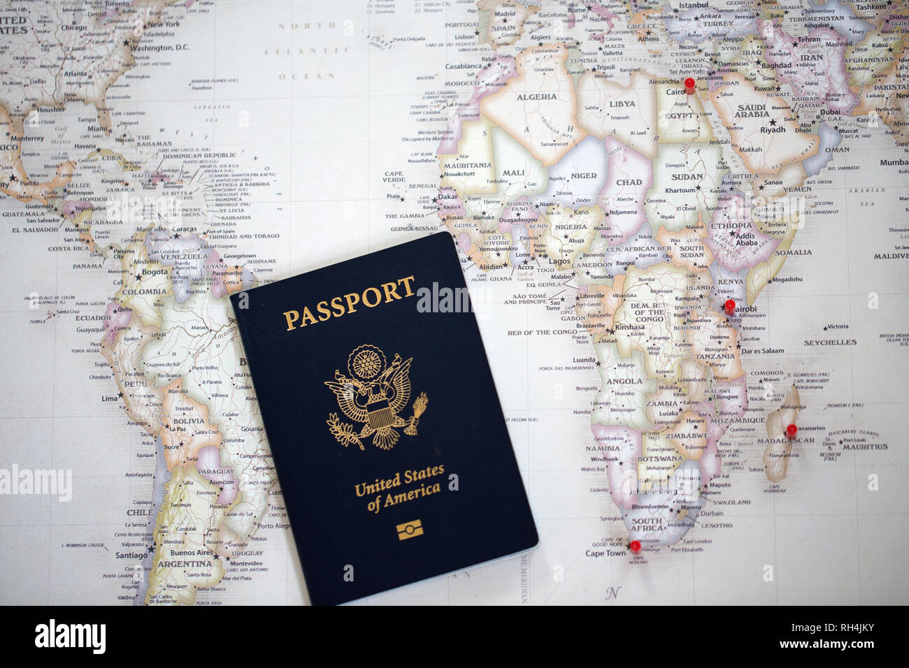 Passeport sur la carte du monde Photo Stock - Alamy