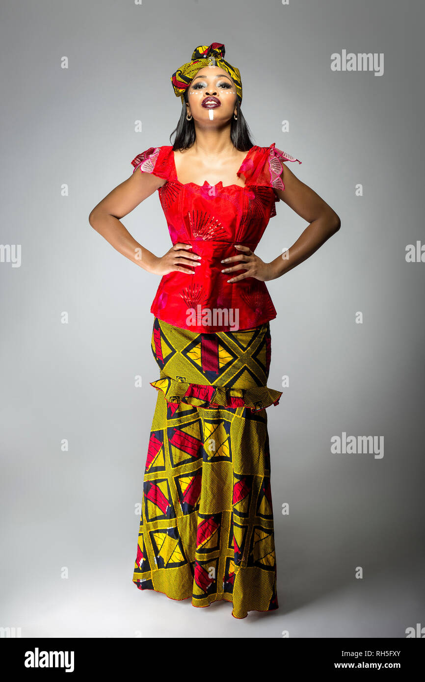 Femelle noire montrant african pride en portant une robe traditionnelle ...