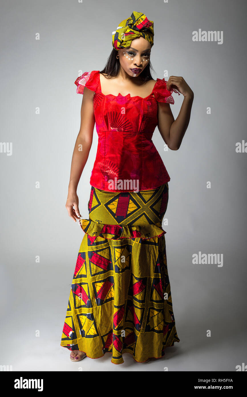 Femelle noire montrant african pride en portant une robe traditionnelle ...