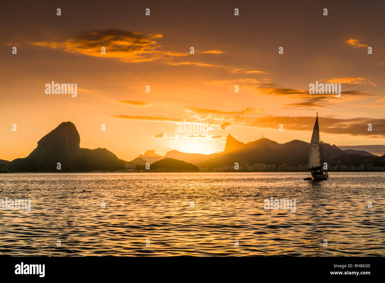 La vue emblématique de Rio de Janeiro à partir d'un voilier au coucher ...