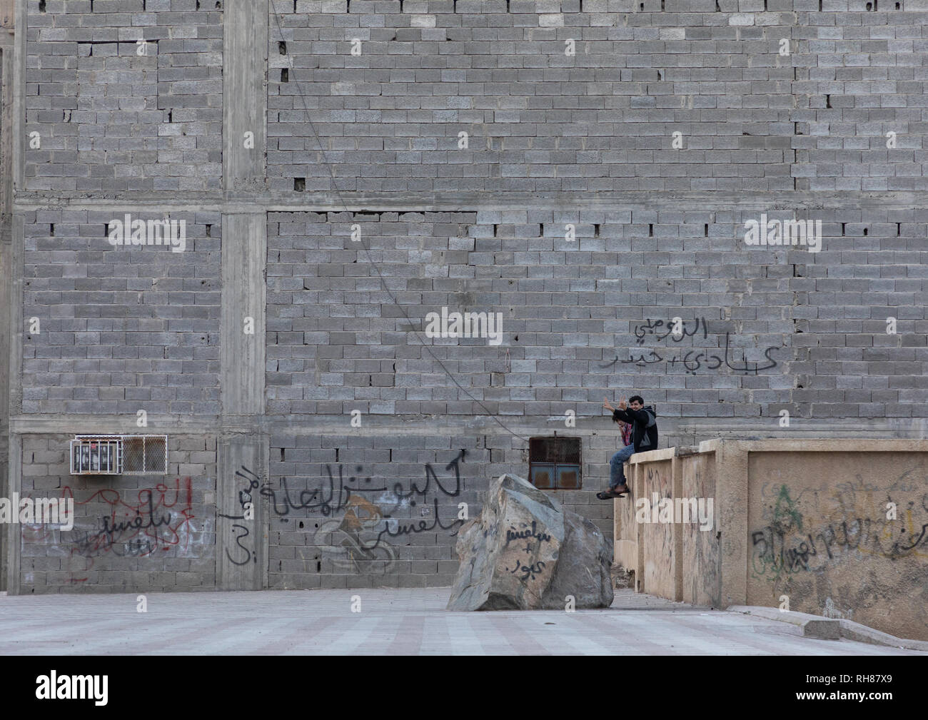 L'Arabie des adolescents en face d'un haut mur, province, la Mecque ...