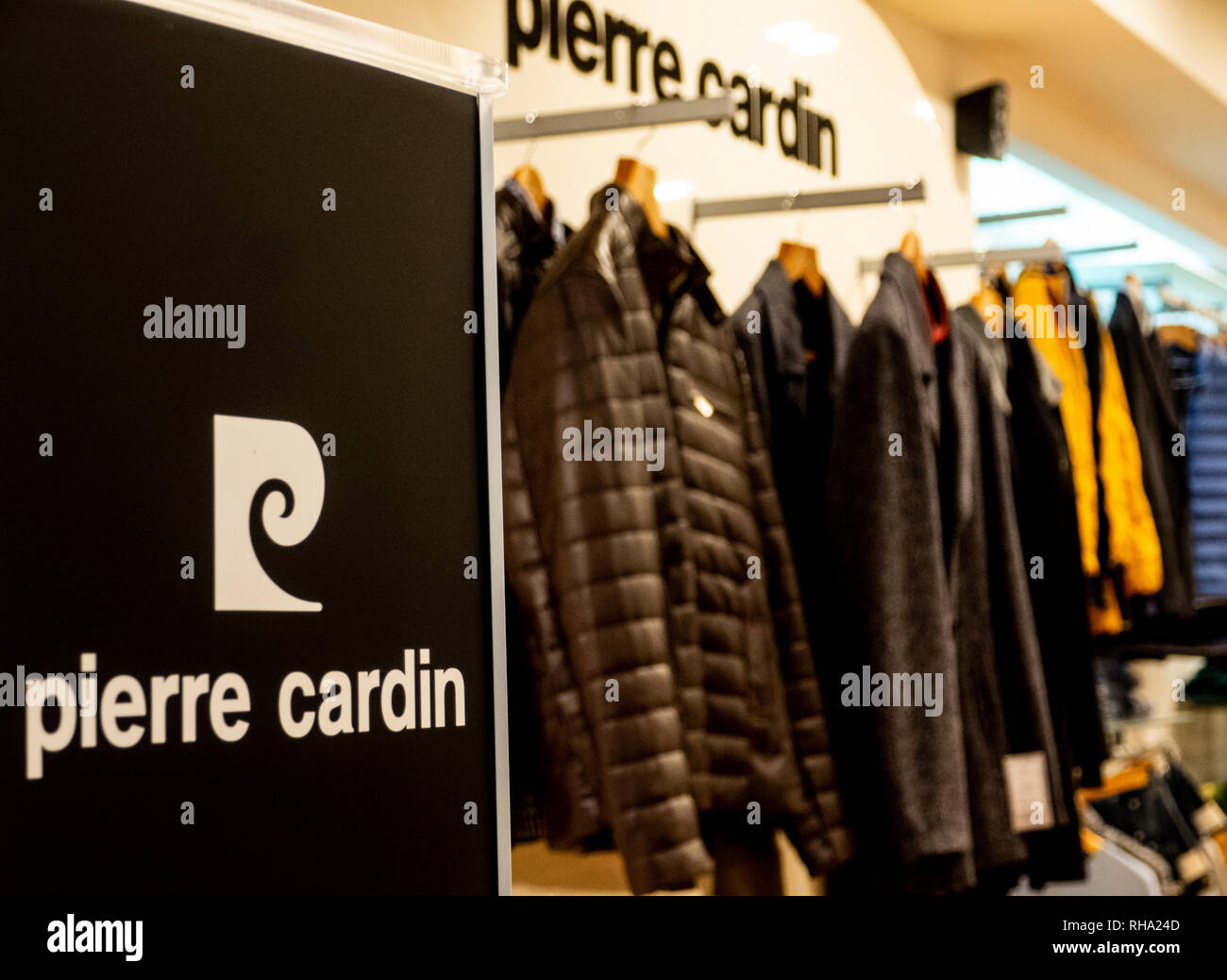 Pierre cardin store Banque de photographies et d’images à haute ...