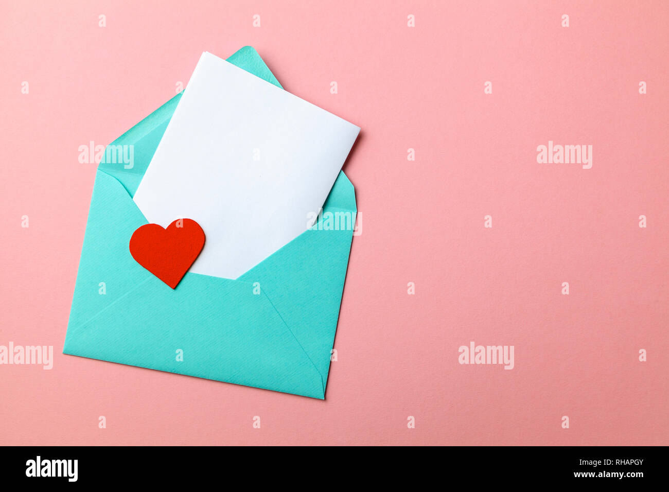 Lettre d'amour. Message de déclaration d'amour. Enveloppe verte avec ...