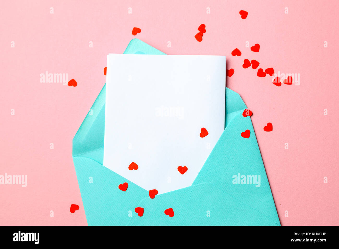 Enveloppe Avec Coeurs Banque d'image et photos - Alamy