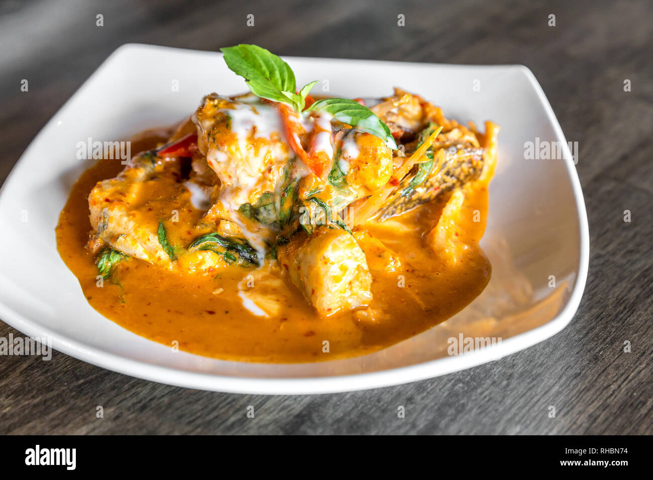 Poissons mérou frit avec la pâte de cari rouge Chu Chee Pla Photo Stock ...