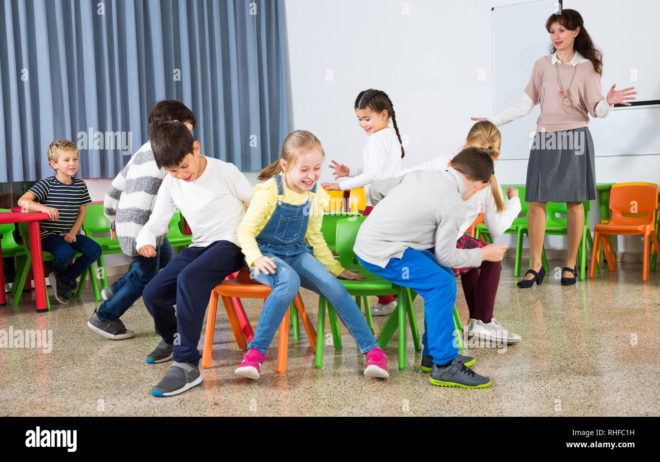Chaises musicales Banque de photographies et d’images à haute ...