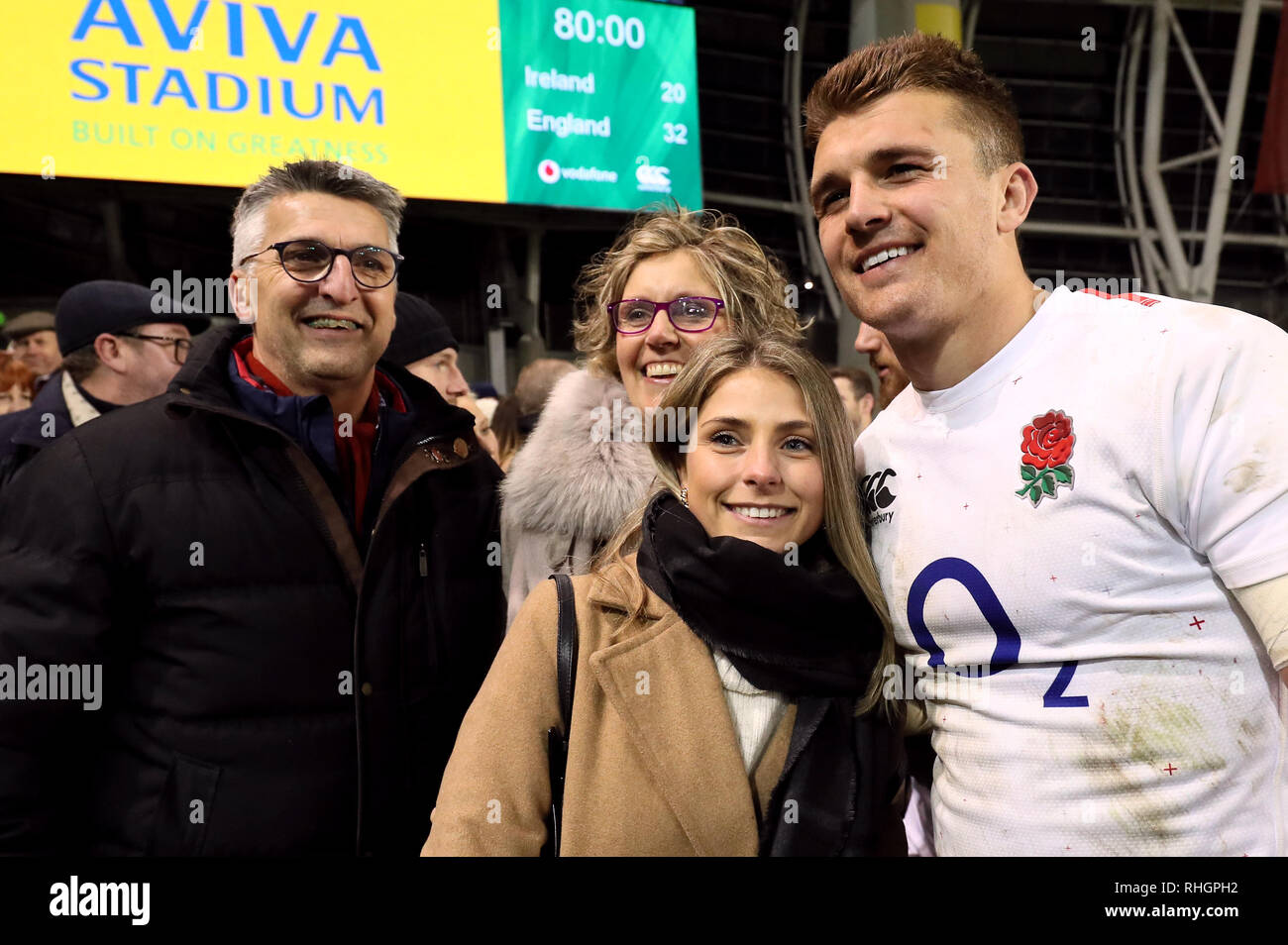 L'Angleterre Henry Slade célèbre avec ses parents John et Jayne et ...