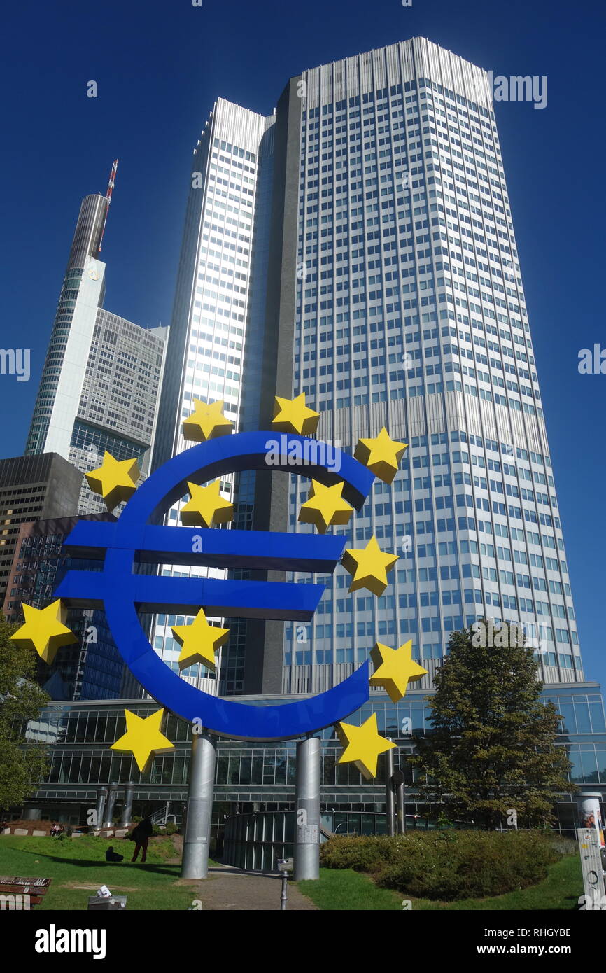 Statue avec le symbole de l'euro Banque de photographies et d’images à ...