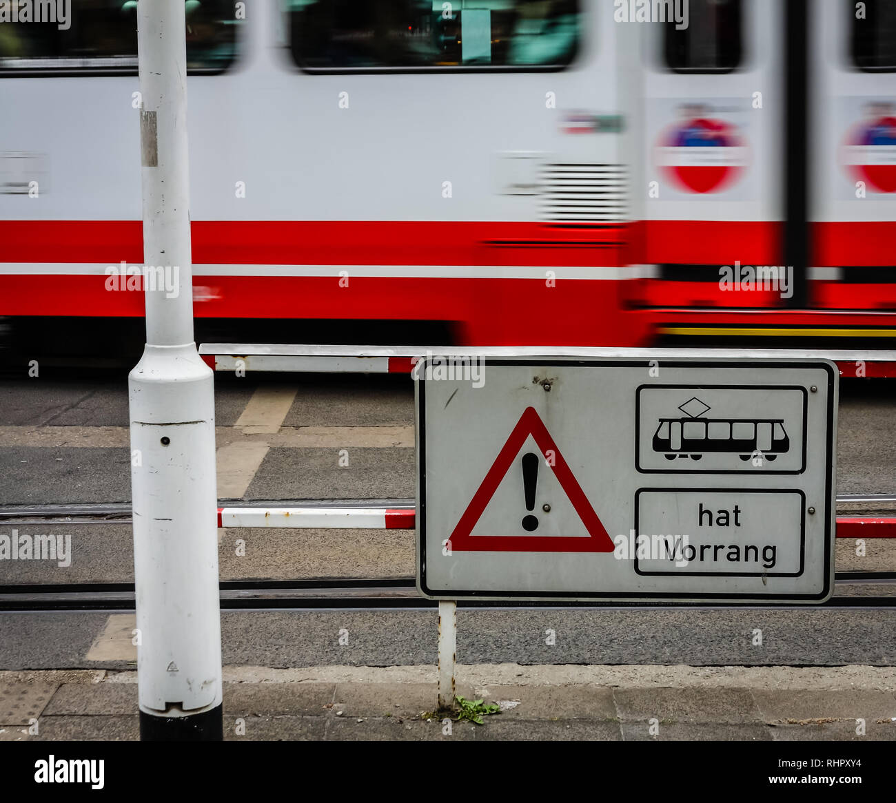 Beware of tram Banque de photographies et d’images à haute résolution ...