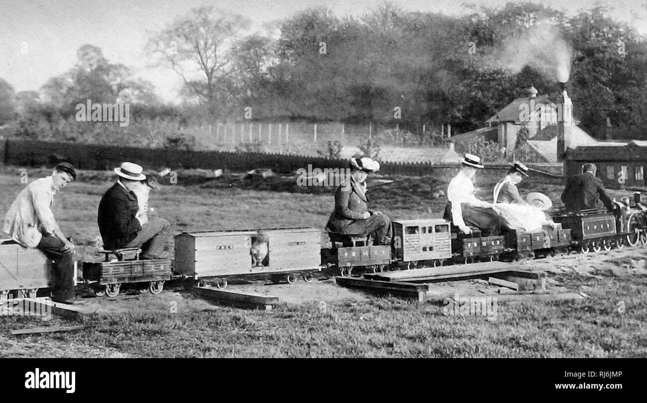 Ancien train miniature Banque d'images noir et blanc - Alamy