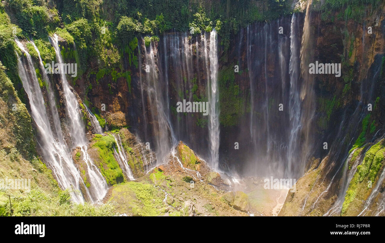 Vue aérienne, la SEWU coban cascade à Java, en Indonésie. cascade dans ...