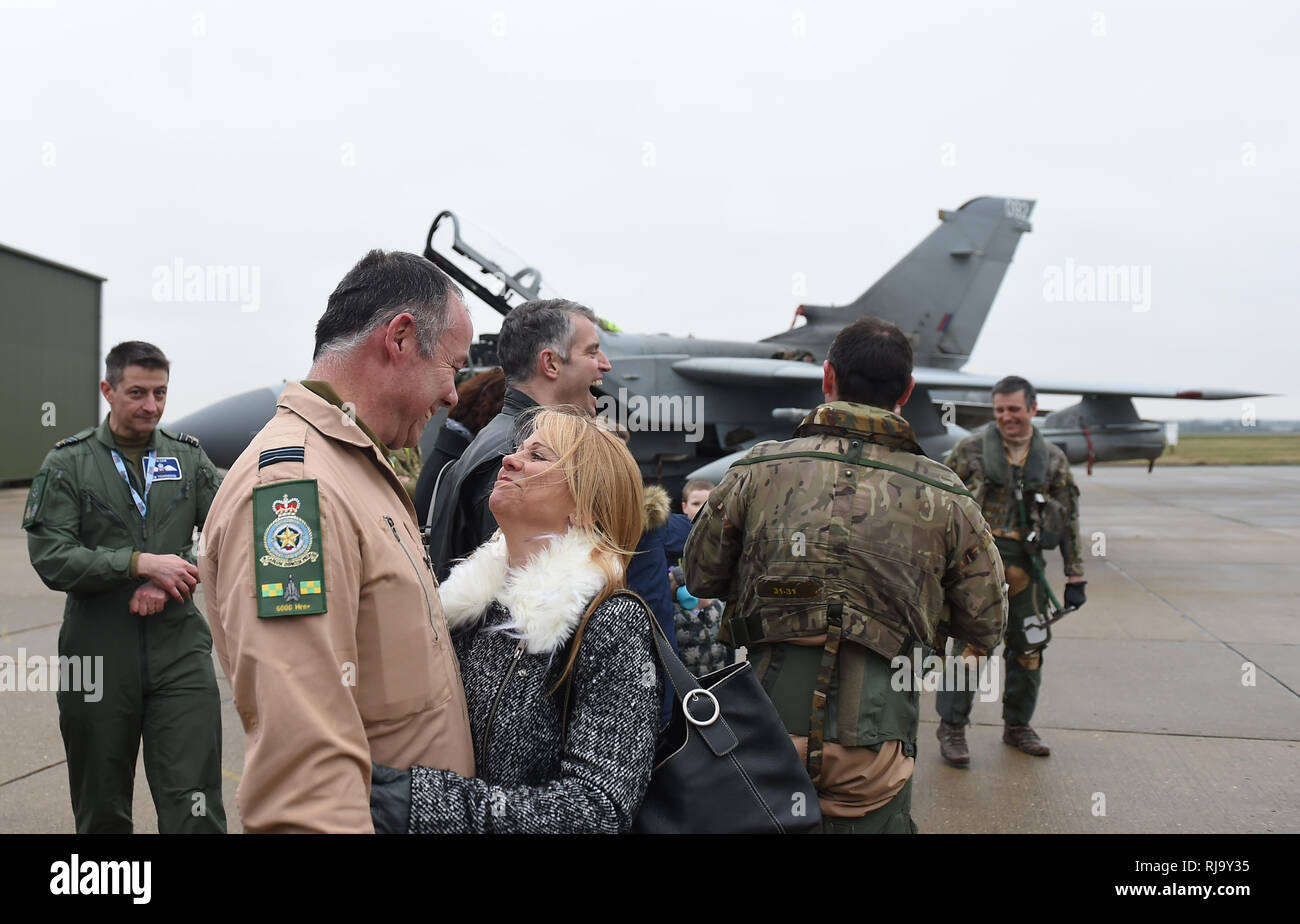 Le Capitaine Chris Stocks est félicité par son fiancé Deborah Ferris ...