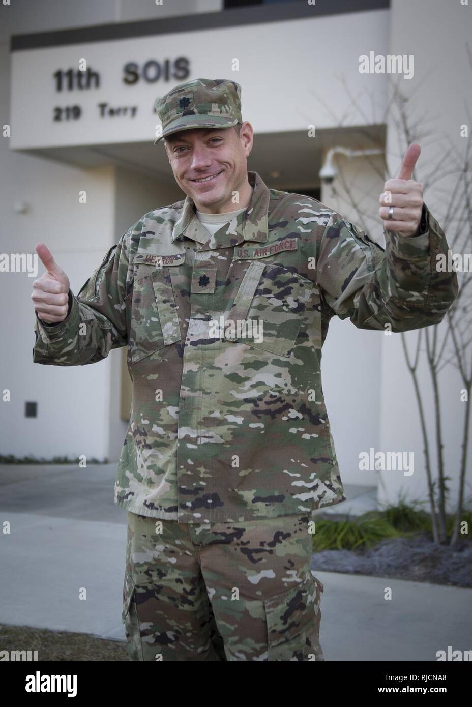 Le lieutenant-colonel Taylor Herron, commandant du 11e Escadron d ...