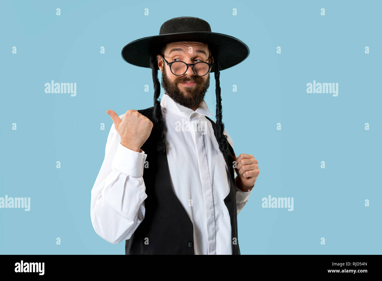 Portrait d'un jeune homme juif orthodoxe à Hasdim fête juive de Pourim ...