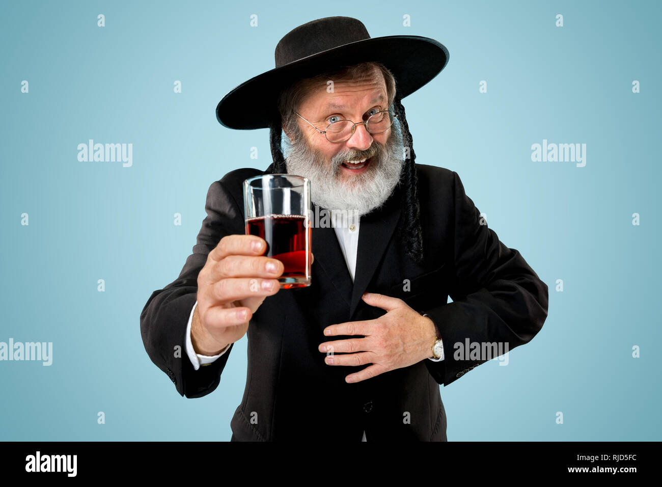 Vieil homme avec chapeau religieux Banque de photographies et d’images ...